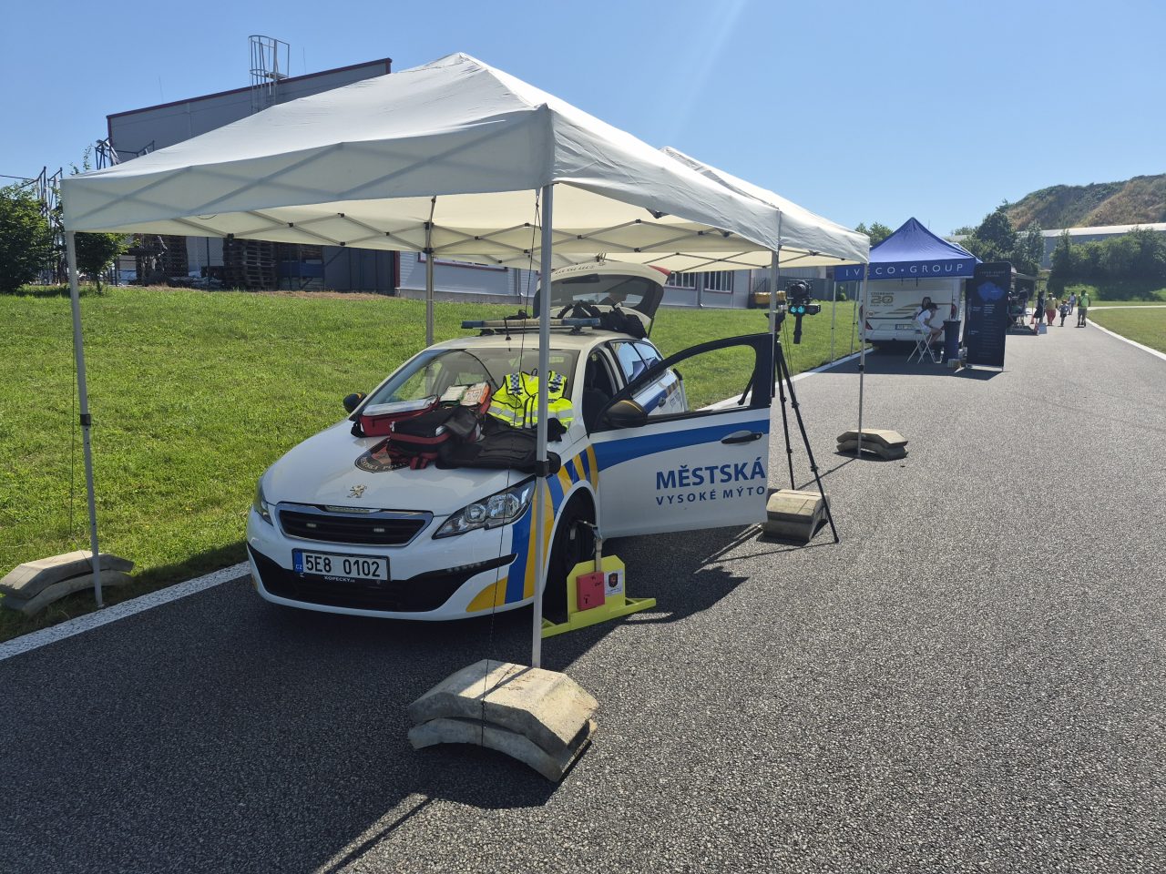 Služební auto i výstroj zblízka na autodromu – Město Vysoké Mýto